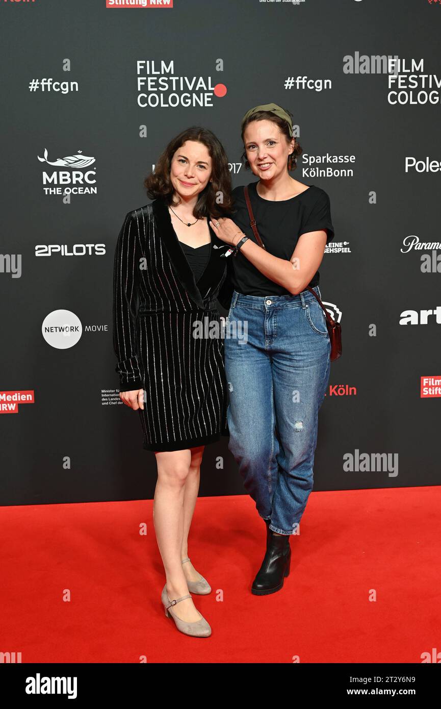 Schauspielerin Swantje Riechers und Katrin Wolter, l-r, kommt zur Eröffnung des 33. Film ...