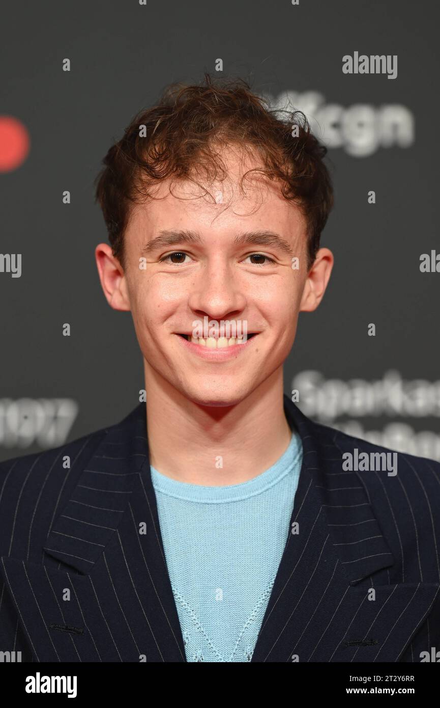 Schauspieler Paul Ahrens kommt zum Screening der Miniserie Was wir ...