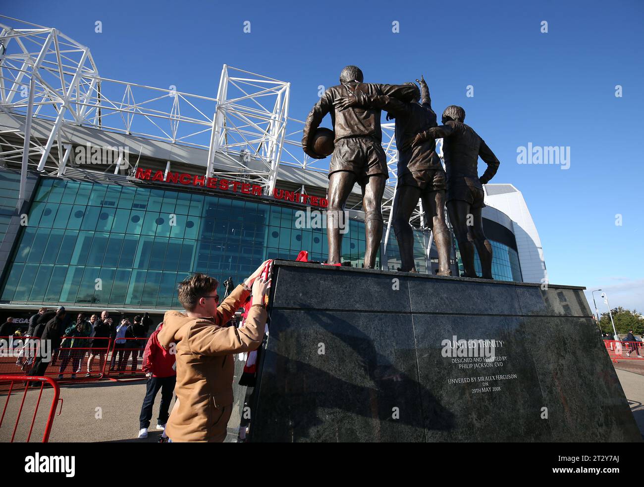 Tributes are laid in memory of Sir Bobby Charlton by The United Trinity ...