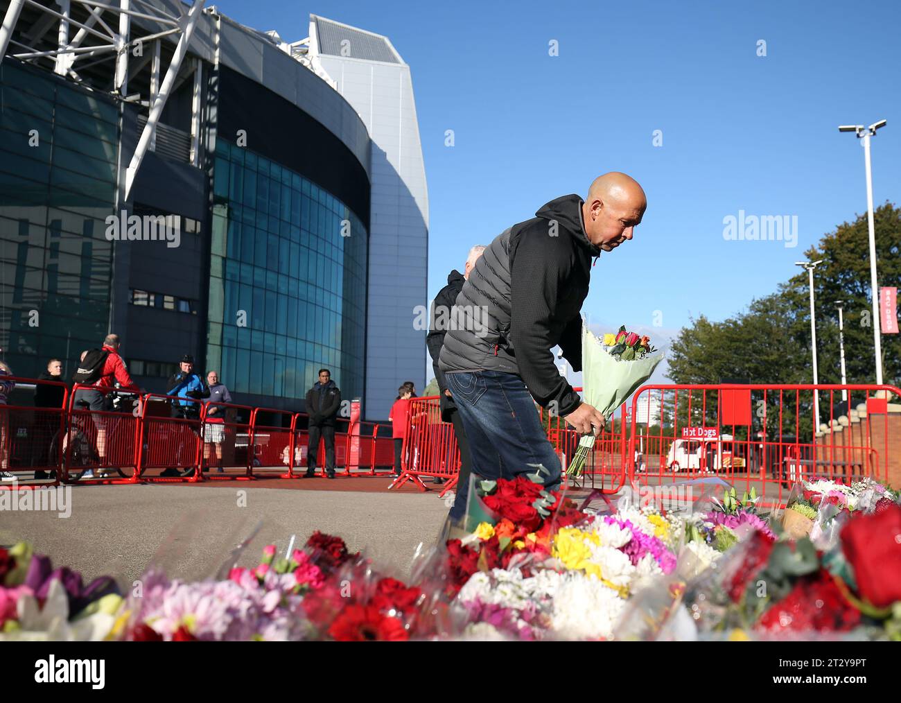 Tributes are laid in memory of Sir Bobby Charlton by The United Trinity ...