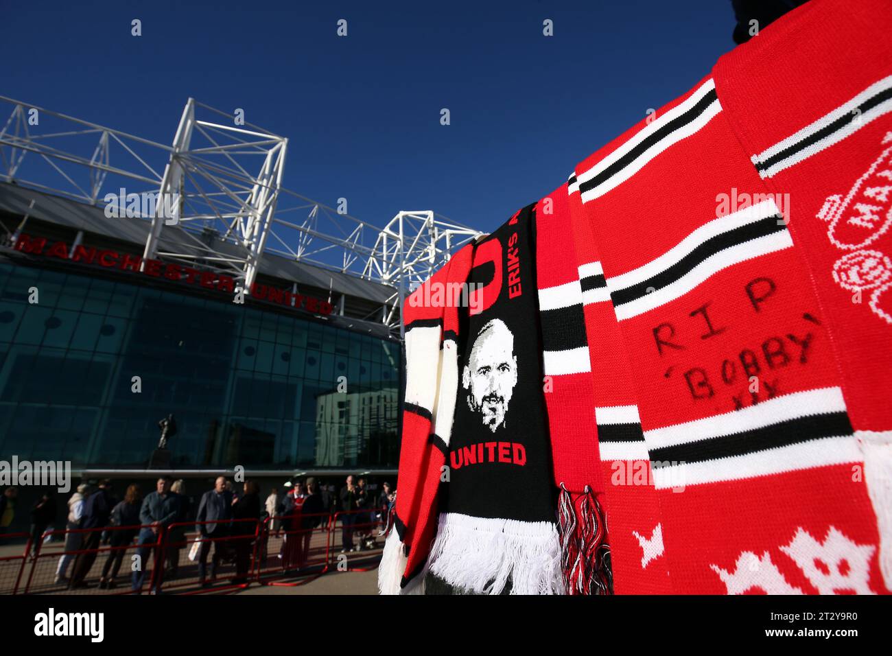 Tributes are laid in memory of Sir Bobby Charlton by The United Trinity ...