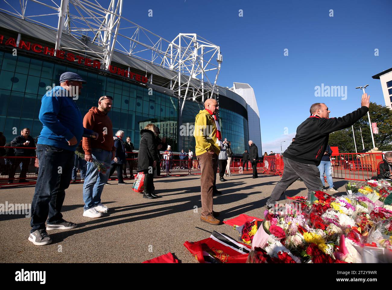 Tributes are laid in memory of Sir Bobby Charlton by The United Trinity ...