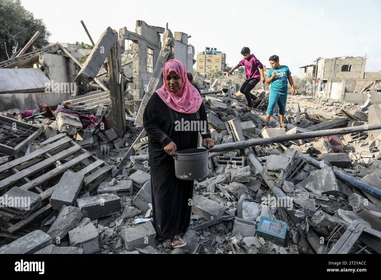 Rafah, Palestinian Territories. 22nd Oct, 2023. Palestinians inspect ...