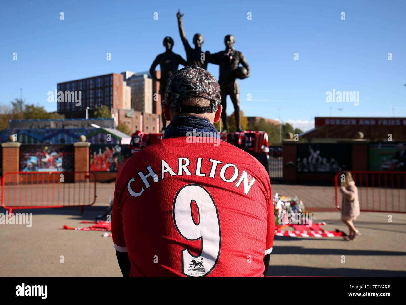 Tributes are laid in memory of Sir Bobby Charlton by The United Trinity ...