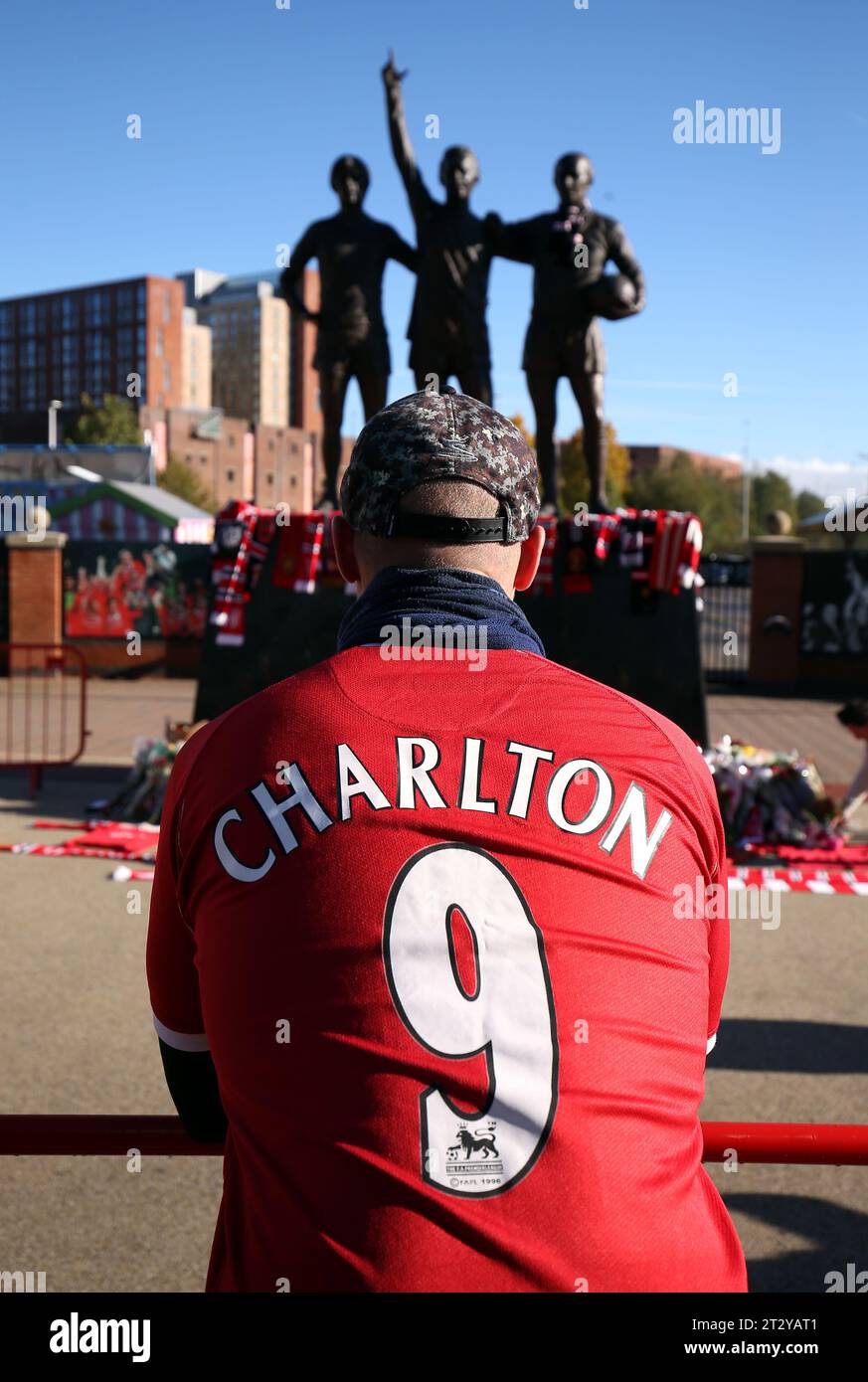 Tributes are laid in memory of Sir Bobby Charlton by The United Trinity ...