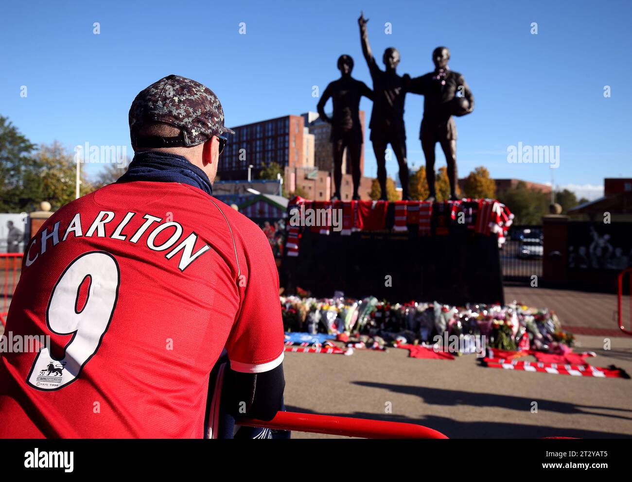 Tributes are laid in memory of Sir Bobby Charlton by The United Trinity ...