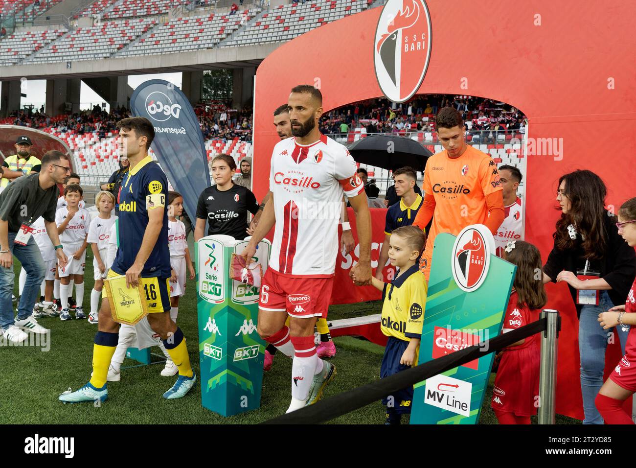 Bari, Italy. 21st Oct, 2023. the players of the two teams enter the ...