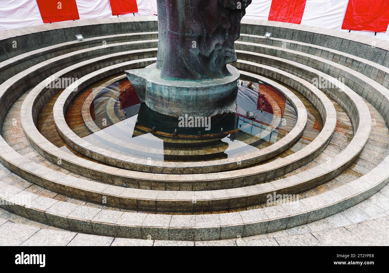 Dried circular fountain base construction in detail Stock Photo - Alamy