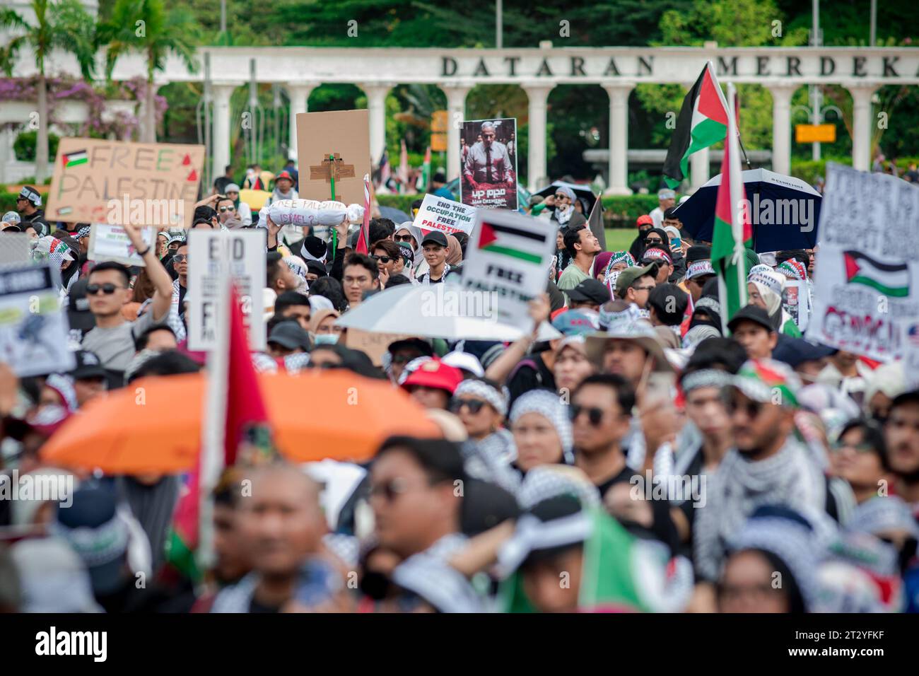 Wilayah Persekutuan, Malaysia. 22nd Oct, 2023. A participant holds a ...