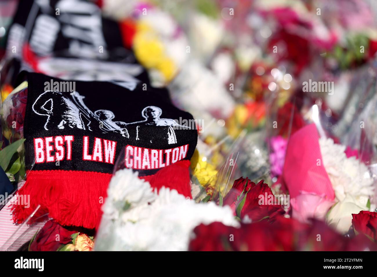 Tributes are laid in memory of Sir Bobby Charlton by The United Trinity ...