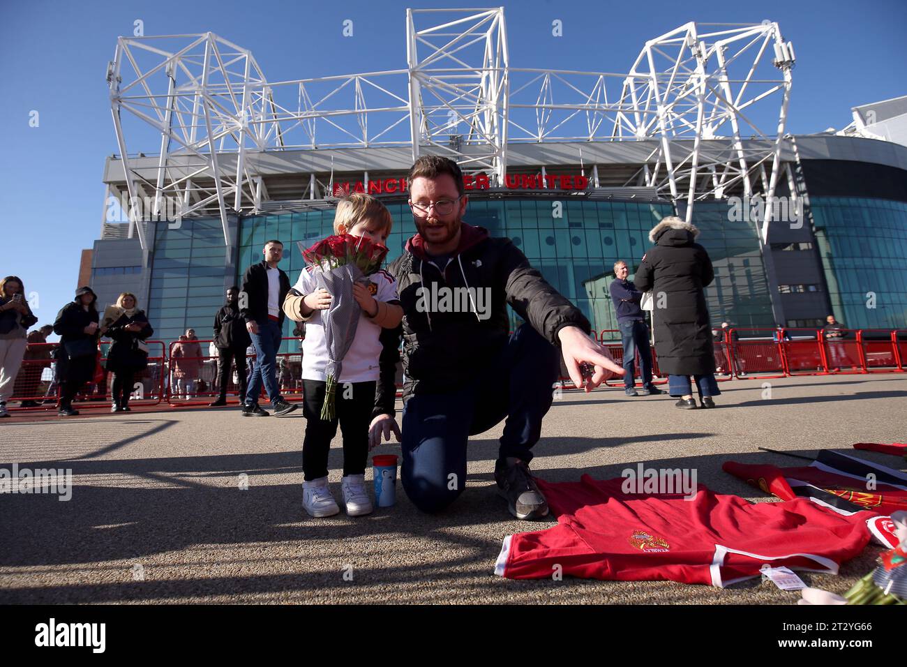 Tributes are laid in memory of Sir Bobby Charlton by The United Trinity ...
