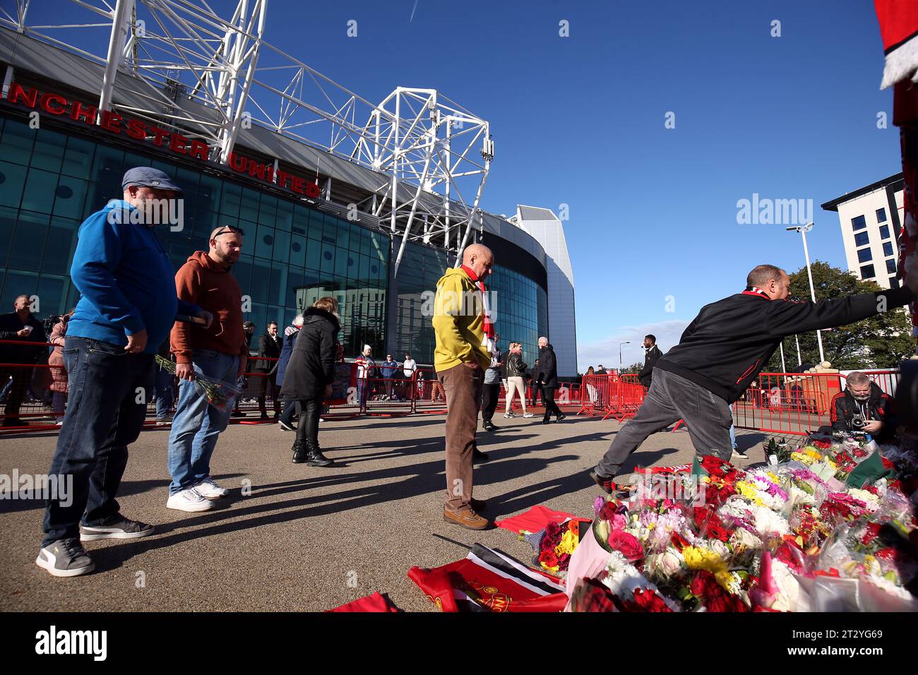 Tributes are laid in memory of Sir Bobby Charlton by The United Trinity ...