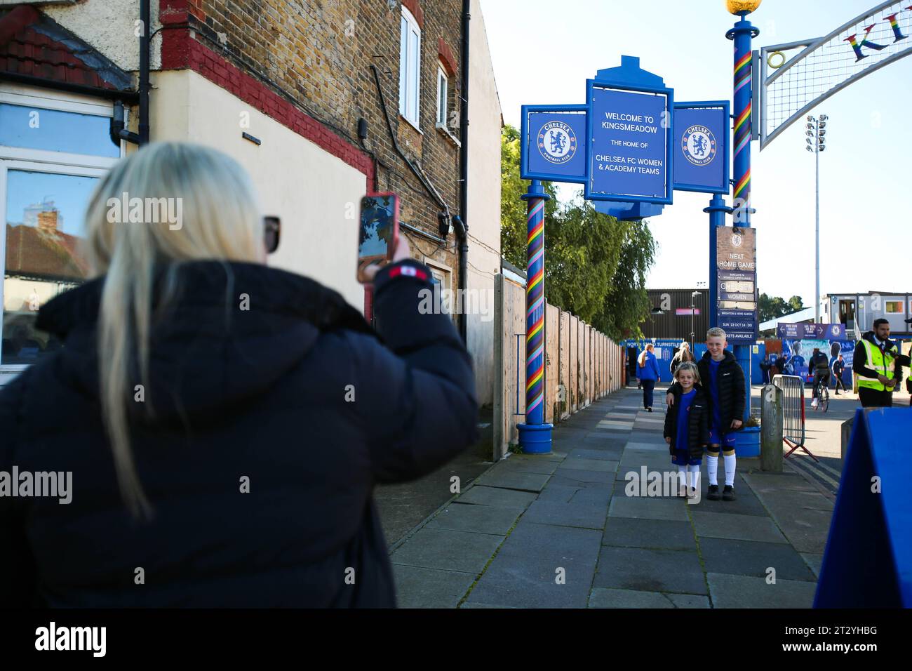 Wsl fans 2023 hi-res stock photography and images - Alamy