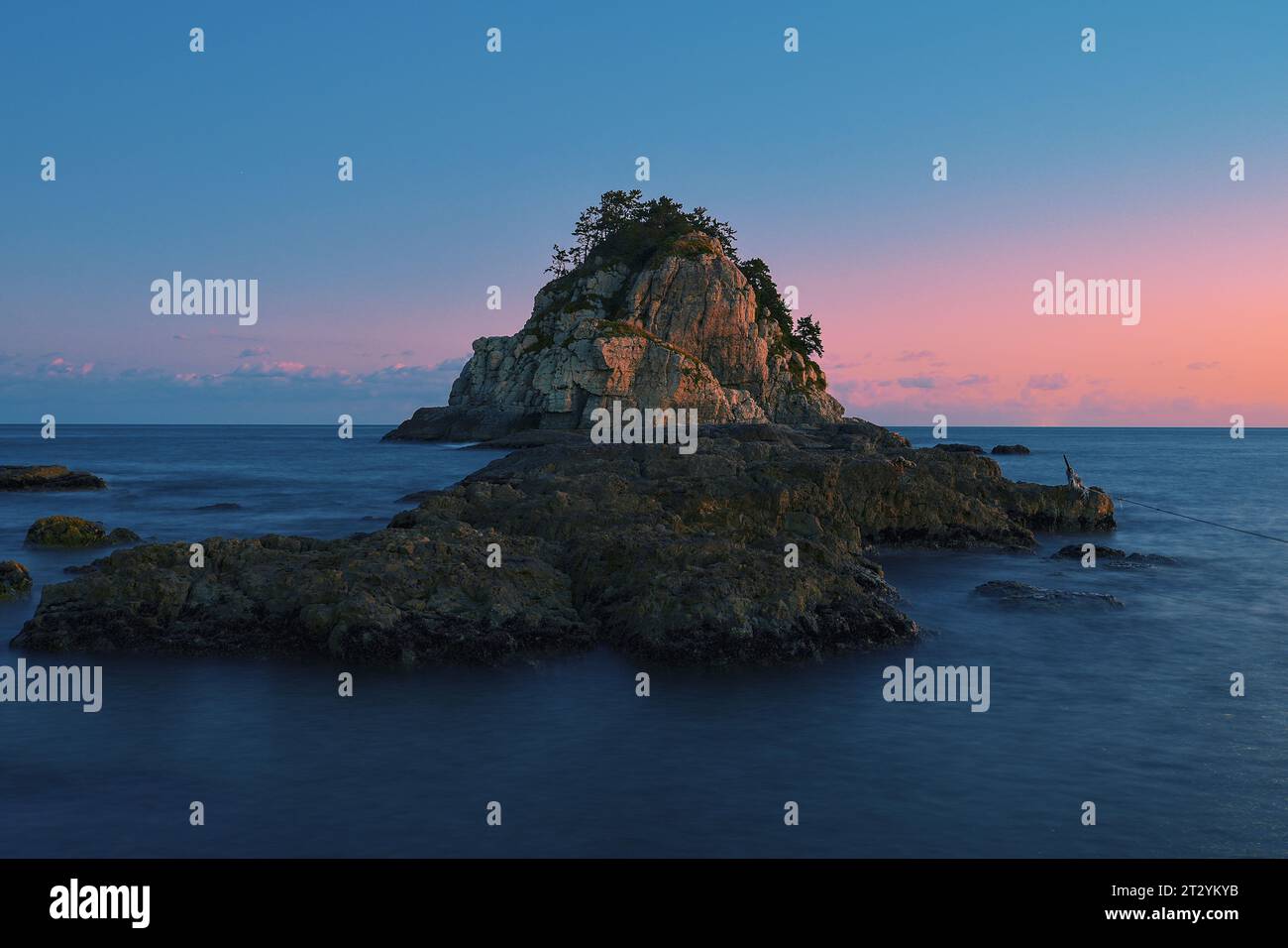 Small island setting hi-res stock photography and images - Alamy
