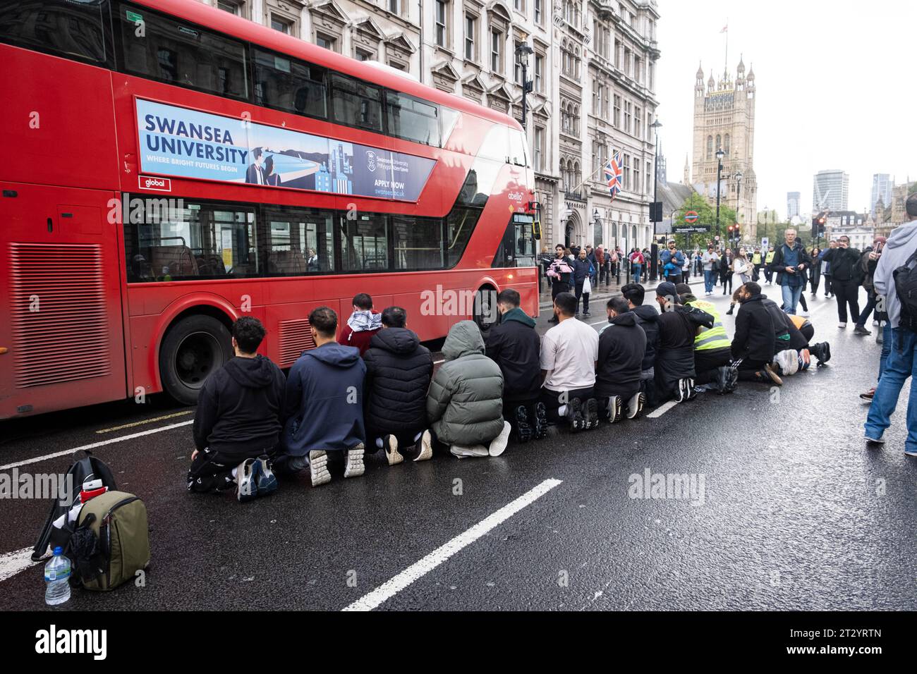 London, UK. 21st Oct, 2023. A group of protestors are seen praying at ...