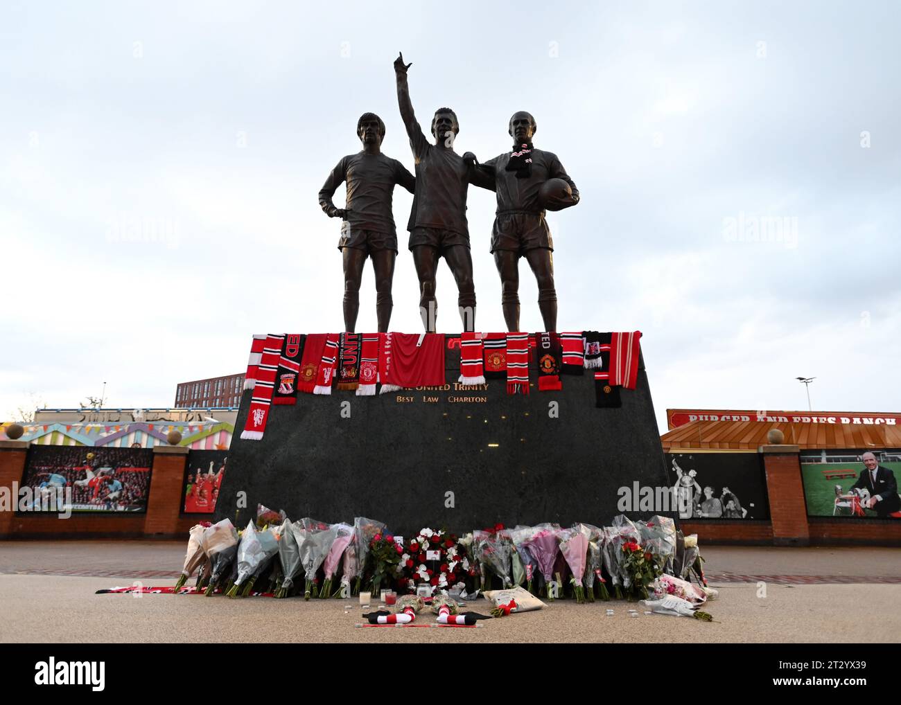 Manchester, UK. 22nd Oct, 2023. Fans lay tributes at Old Trafford ...
