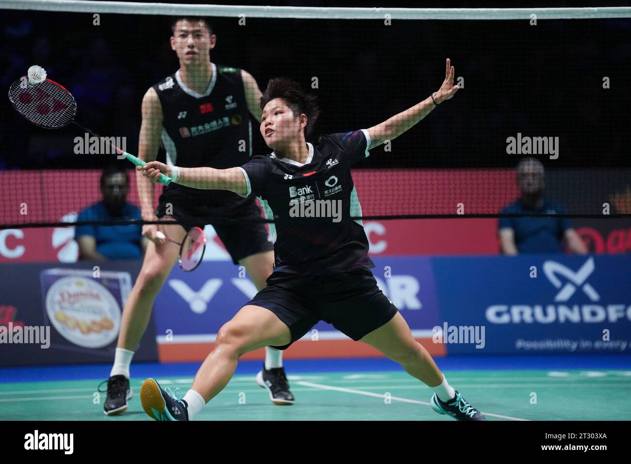 Zheng Si Wei og Huang Ya Qiong (R) of China in action against Feng Yan ...
