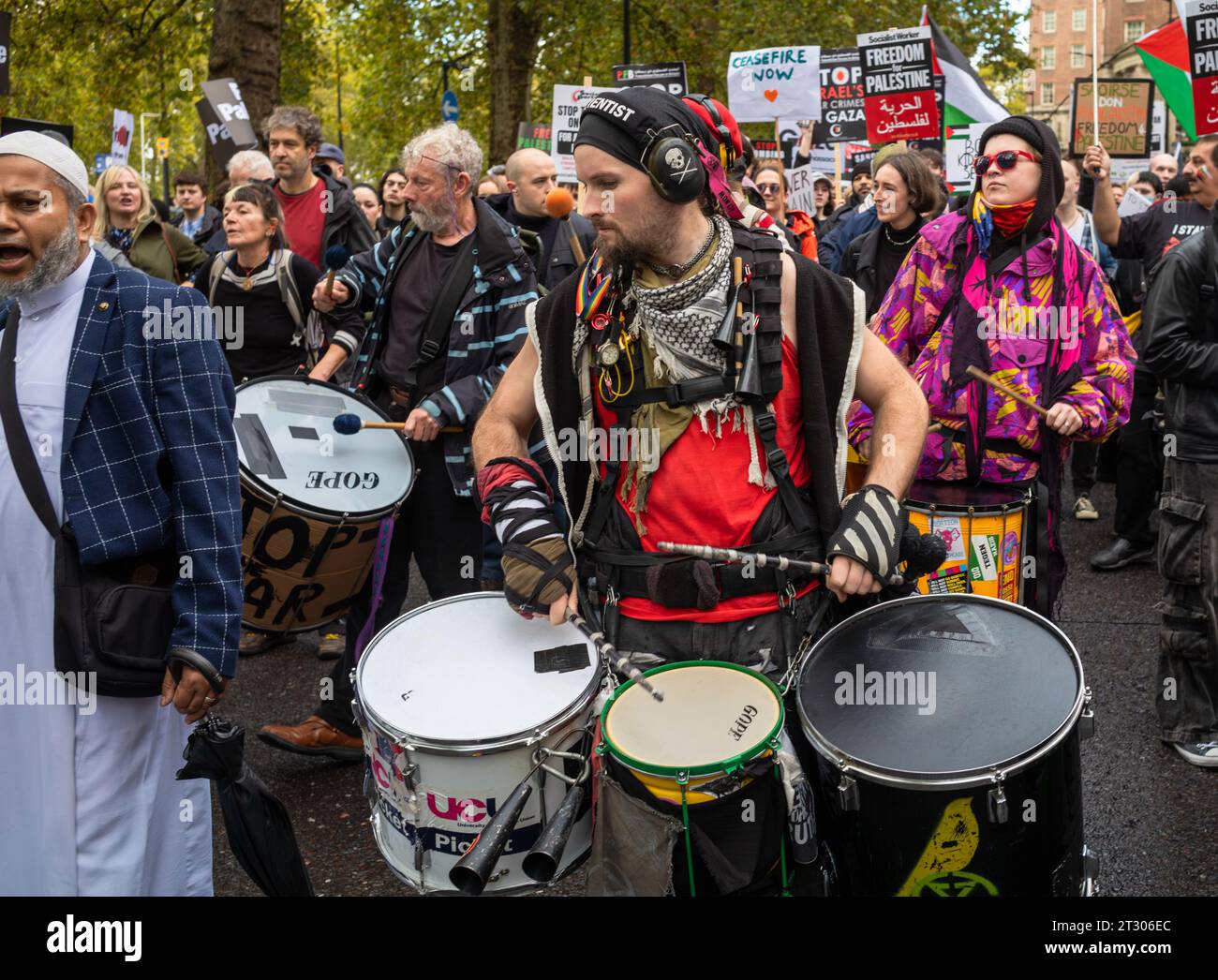 London, UK. 21 Oct 2023: Pro-Palestinian protesters play drums at a ...