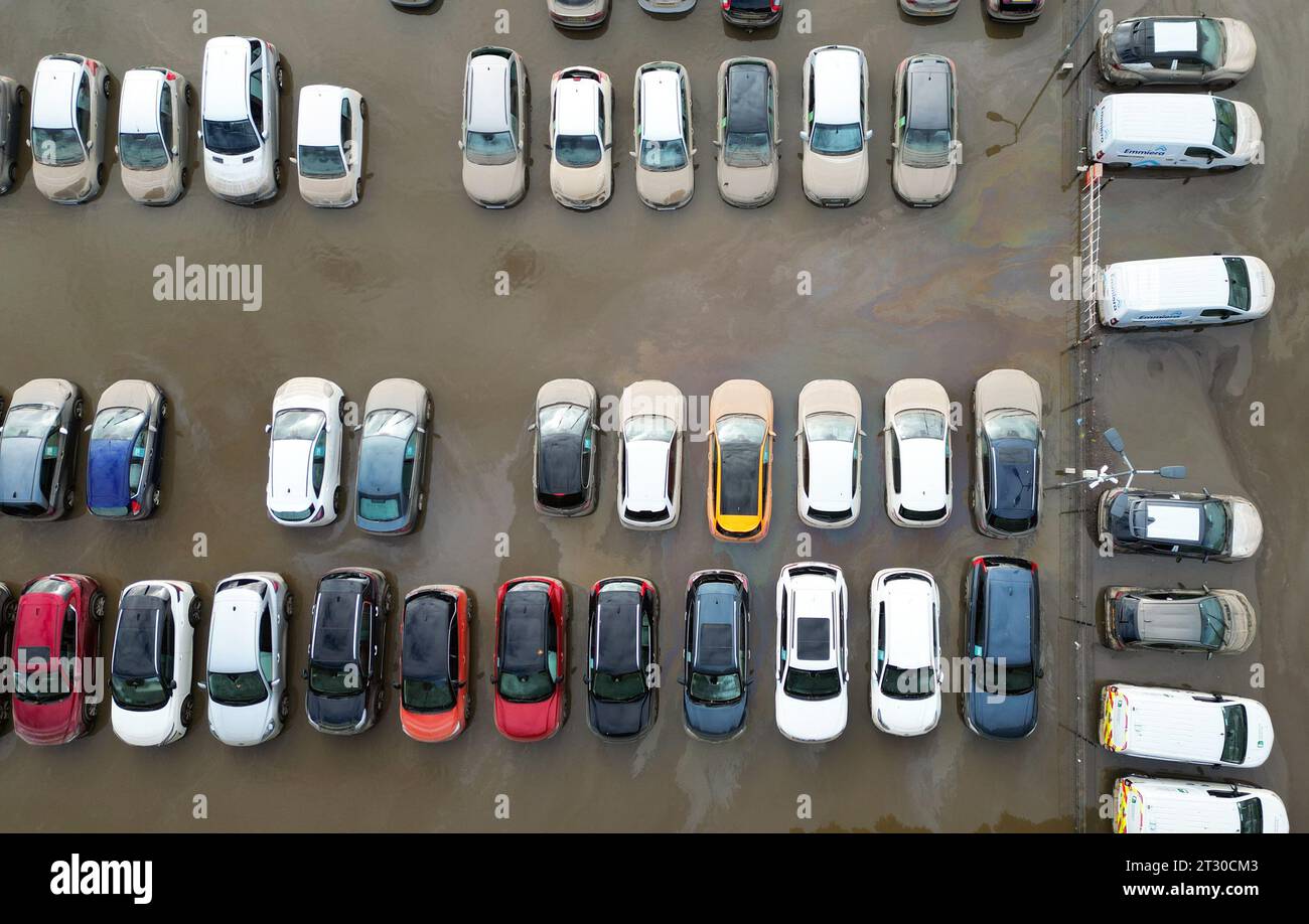 Derby, Derbyshire, UK. 22nd October 2023. UK weather. Vehicles at a car ...