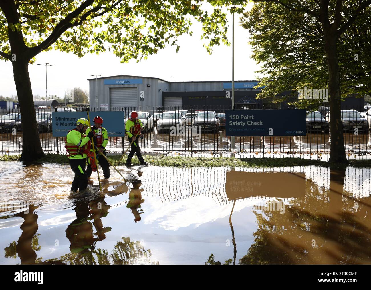 Derby, Derbyshire, UK. 22nd October 2023. UK weather. Rescue workers walk past vehicles sat in ...