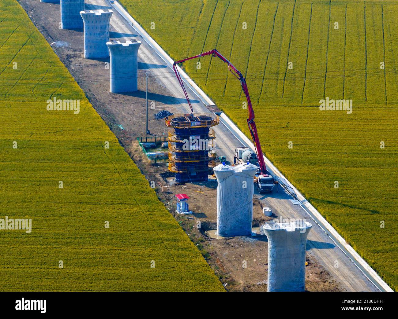 HUAI'AN, CHINA - OCTOBER 22, 2023 - Construction workers produce ...