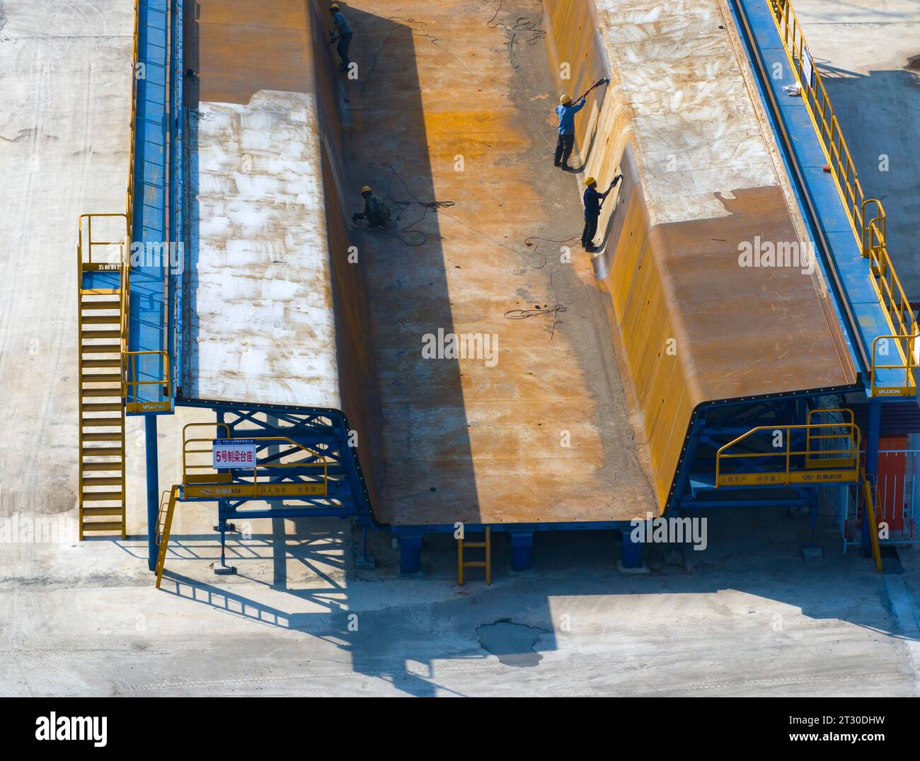 HUAI'AN, CHINA - OCTOBER 22, 2023 - Construction workers produce ...