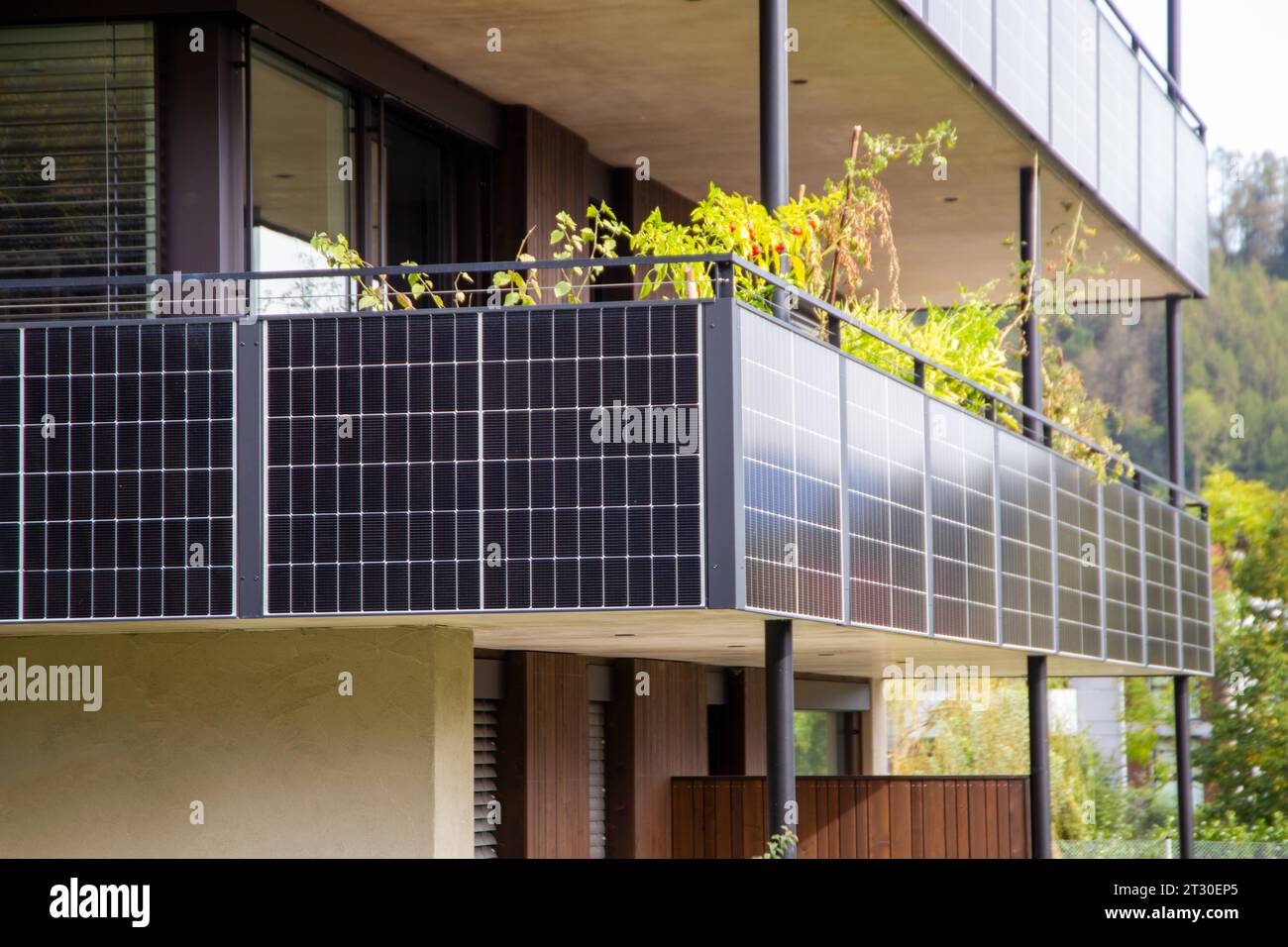 Balkonkraftwerk an einem neuen Mehrfamilienhaus *** Balcony power plant ...