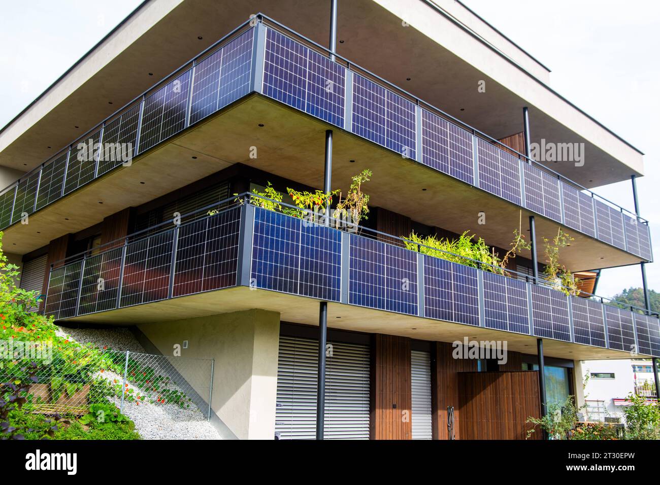 Balkonkraftwerk an einem neuen Mehrfamilienhaus *** Balcony power plant ...