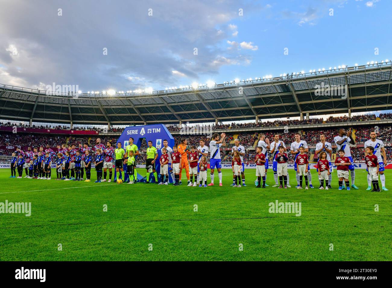 Turin, Italy. 21st Oct, 2023. The players of the two teams line up for ...