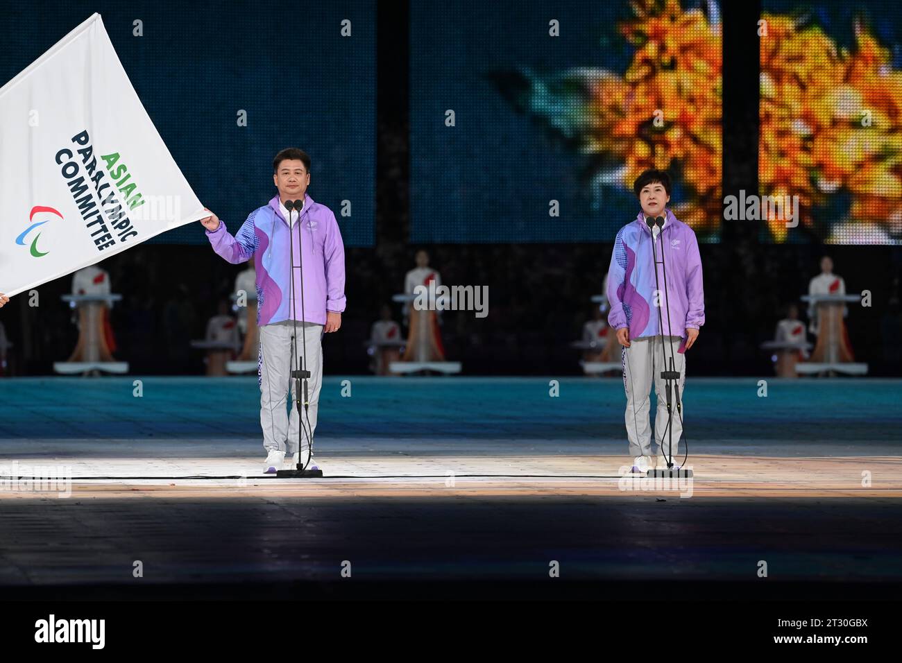 Hangzhou. 22nd Oct, 2023. Xia Xin (L) and Chen Ran take the oath on ...