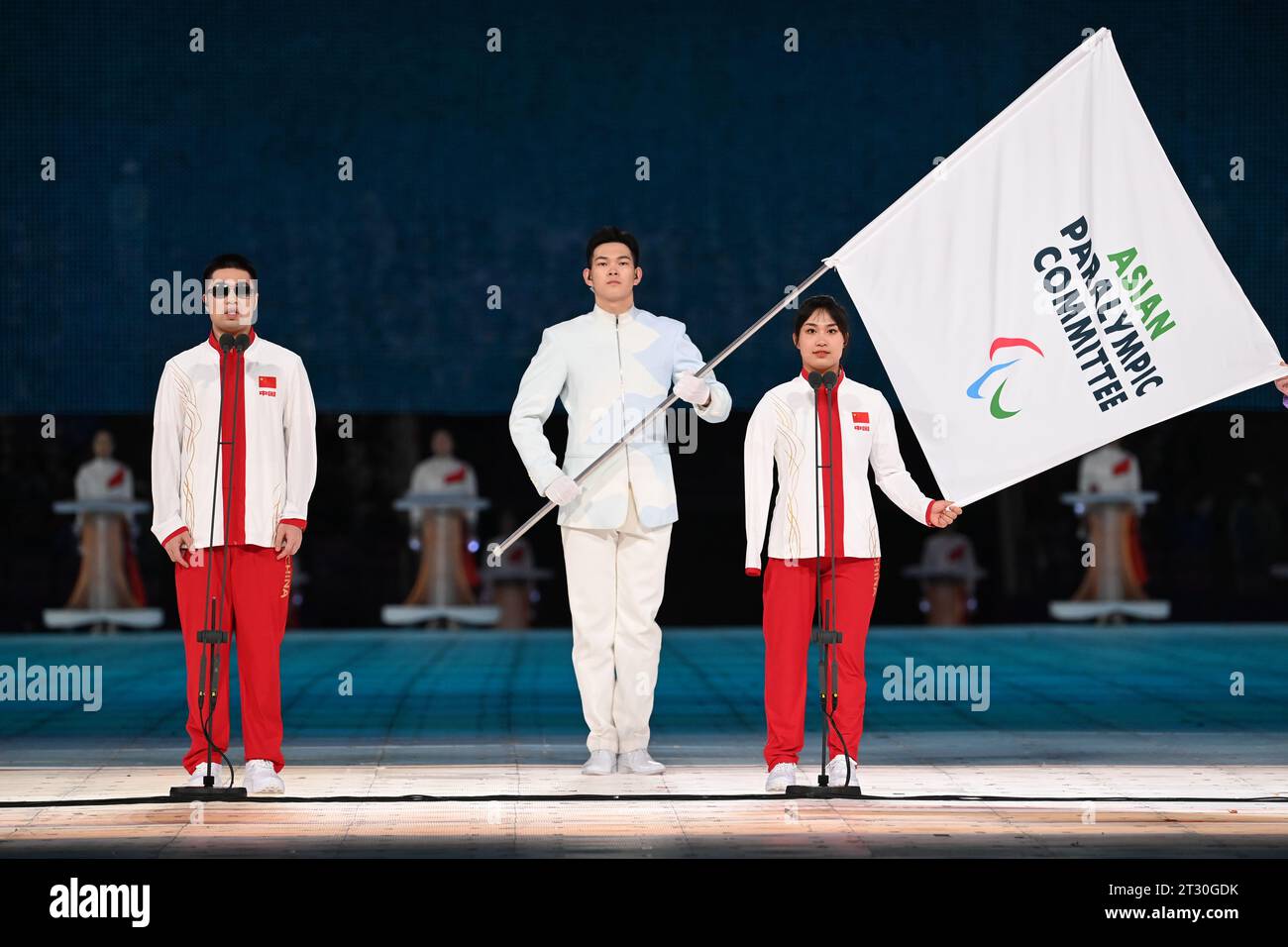 Hangzhou. 22nd Oct, 2023. Chinese goalball player Yu Qinquan (1st L ...