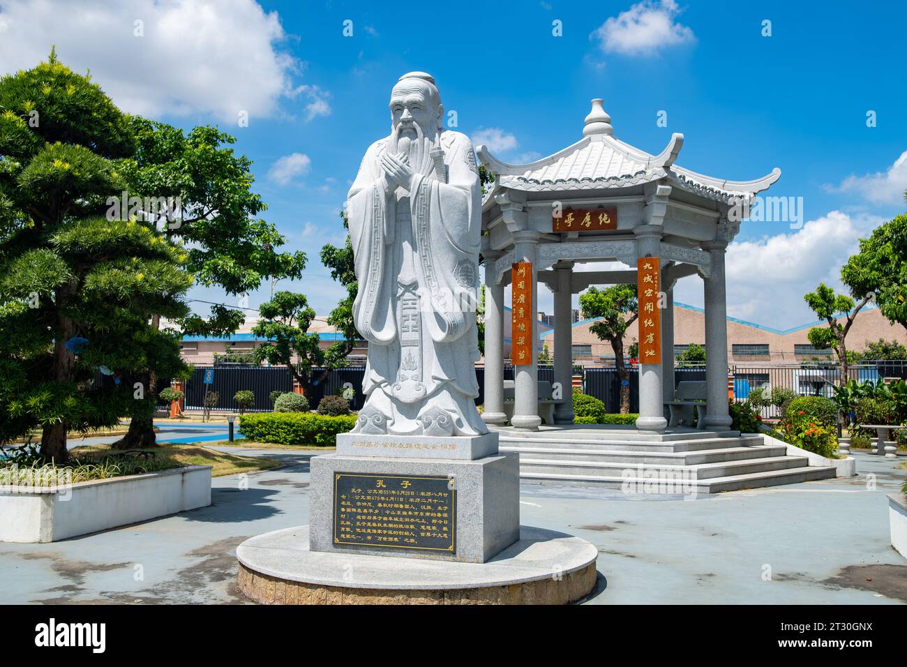 Kongzi statue hi-res stock photography and images - Alamy