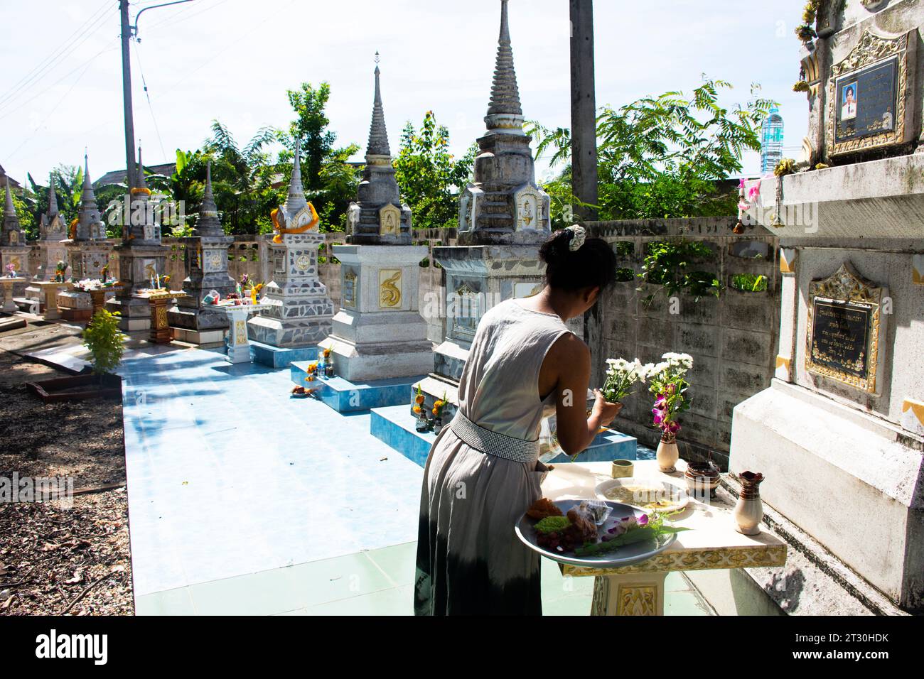 People offer funeral prayer hi-res stock photography and images - Alamy