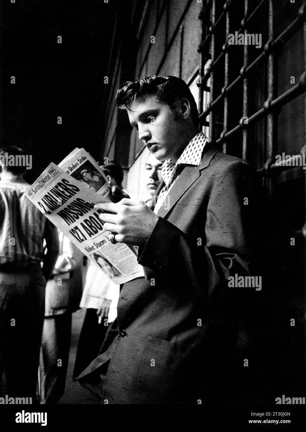 ELVIS PRESLEY circa 1956 backstage candid reading newspaper Stock Photo ...
