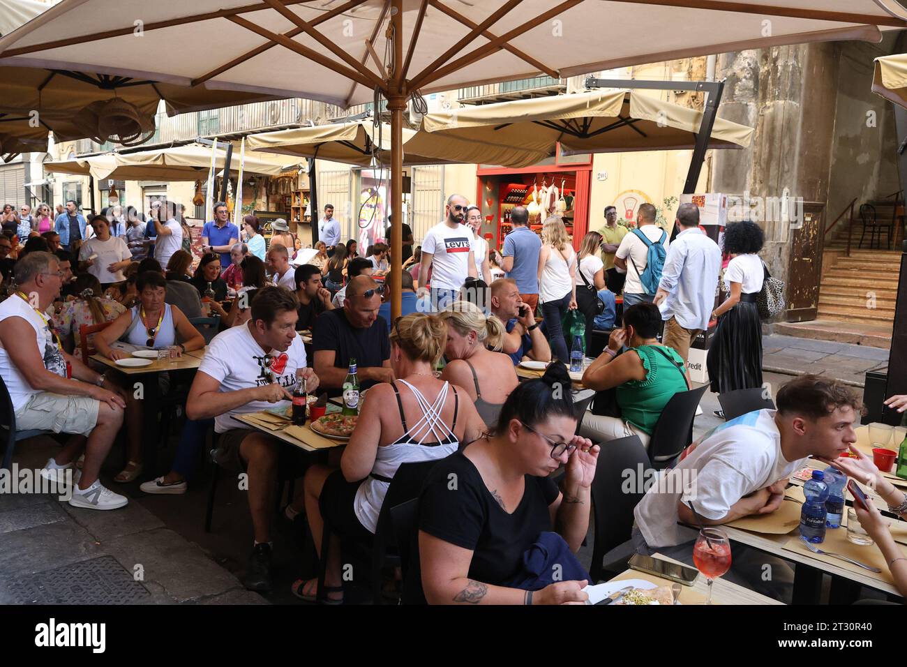 Busy restaurants on Via Maqueda in Palermo, Sicily Stock Photo - Alamy