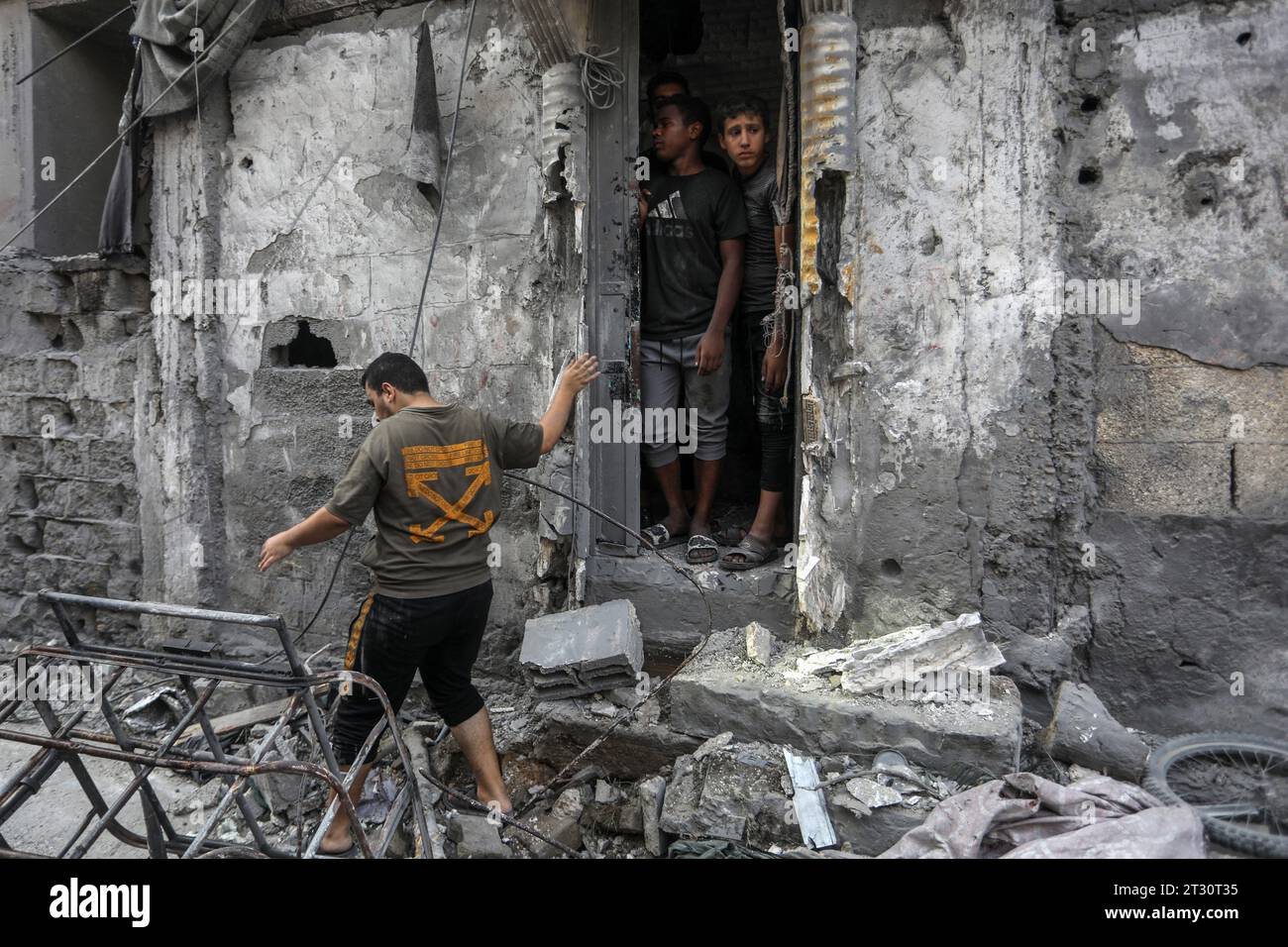 Rafah, Palestinian Territories. 22nd Oct, 2023. Palestinians inspect ...
