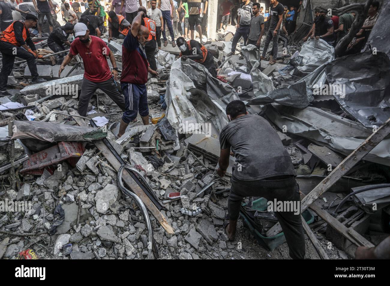 Rafah, Palestinian Territories. 22nd Oct, 2023. Palestinians inspect ...