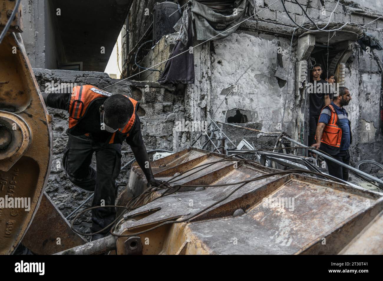 Rafah, Palestinian Territories. 22nd Oct, 2023. Emergency personnel ...