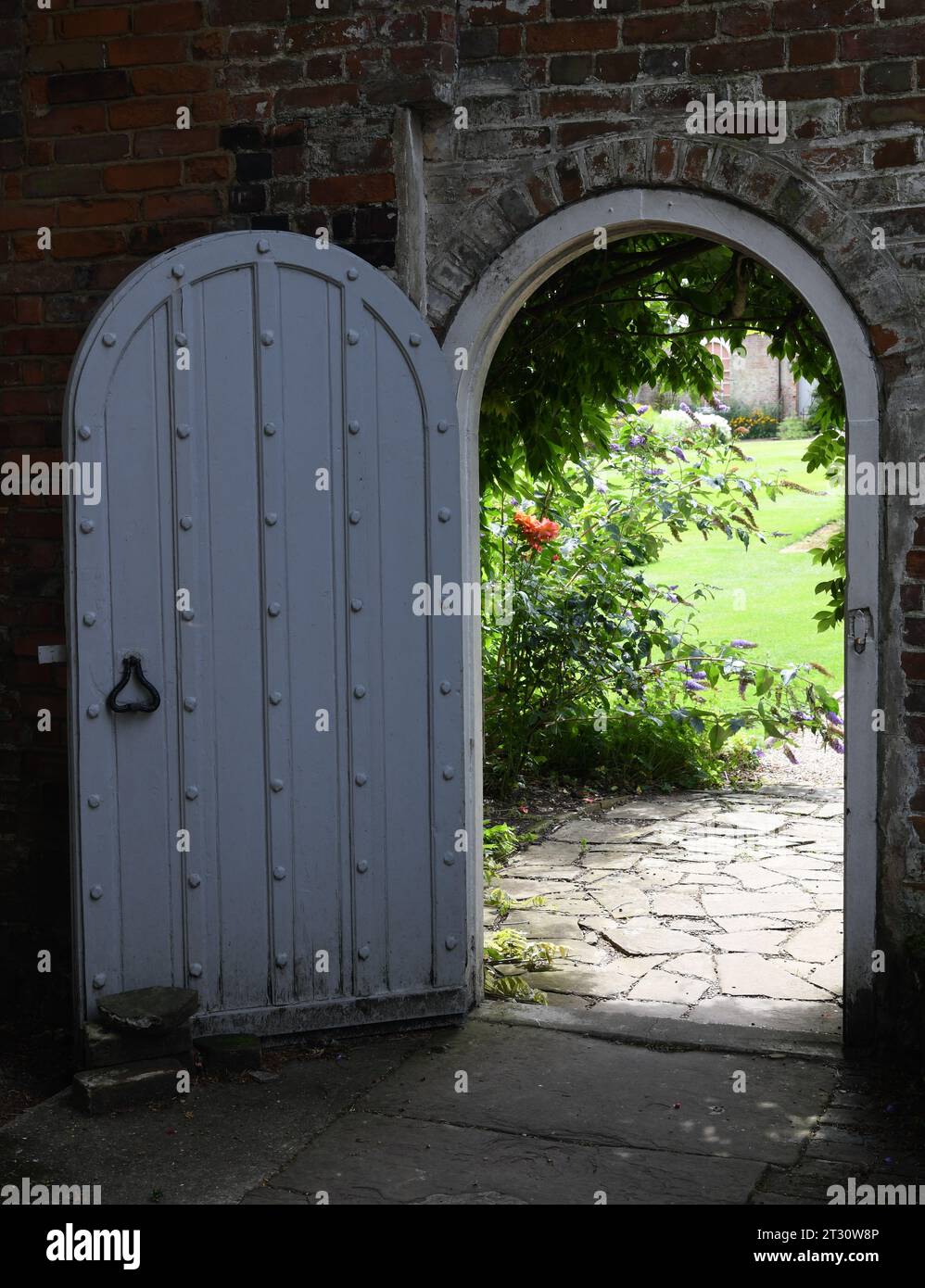 Visitors gate walled garden hi-res stock photography and images - Alamy