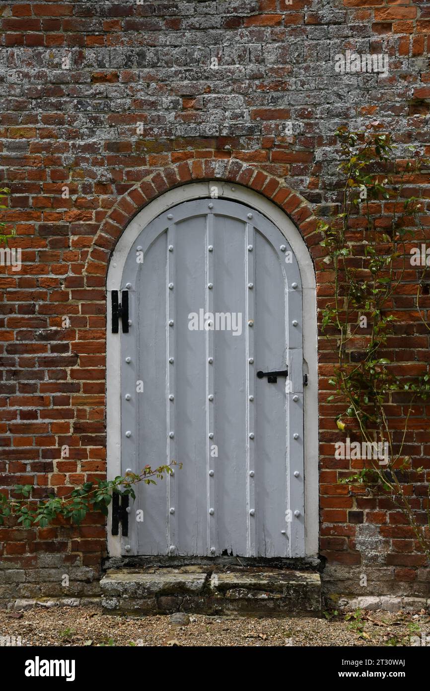 Curved gaden gate hi-res stock photography and images - Alamy