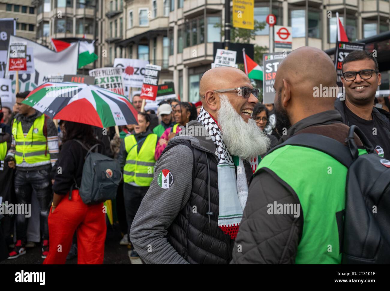 Muslim women greeting other hi-res stock photography and images - Alamy