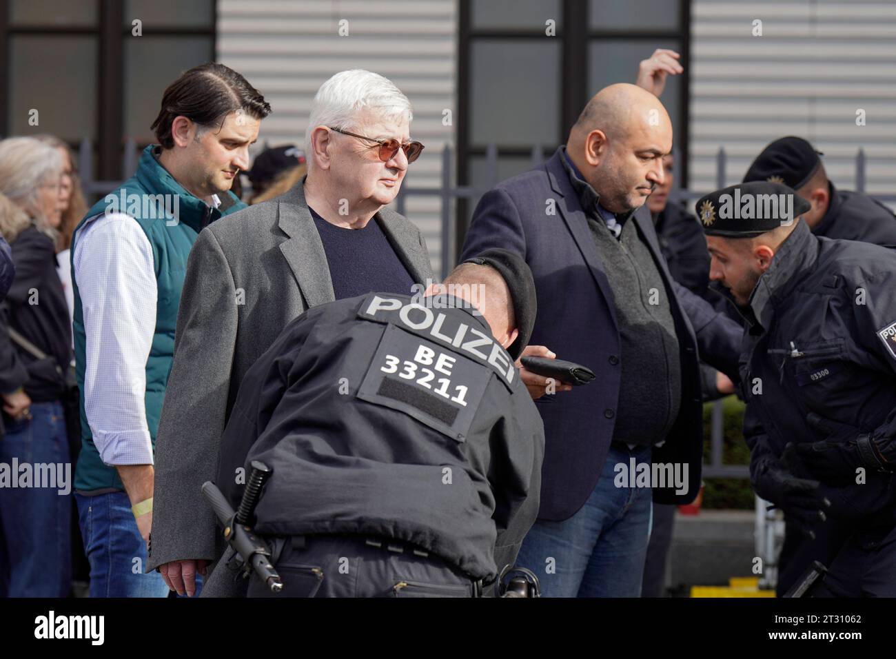 Joschka Fischer, ehemaliger Vizekanzler, und Omid Nouripour werden von ...