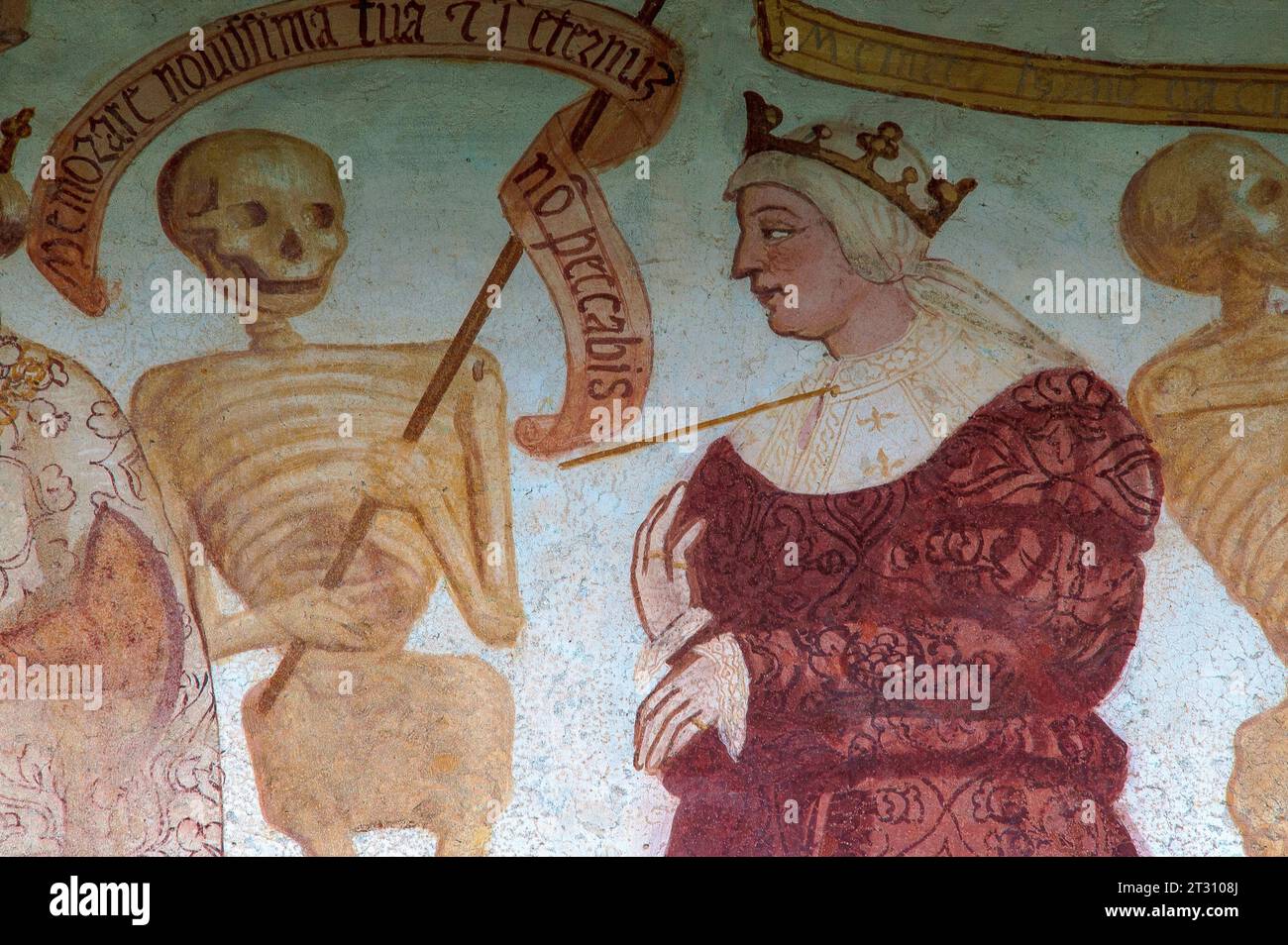 Woman wearing a skeleton bones hi-res stock photography and images - Alamy