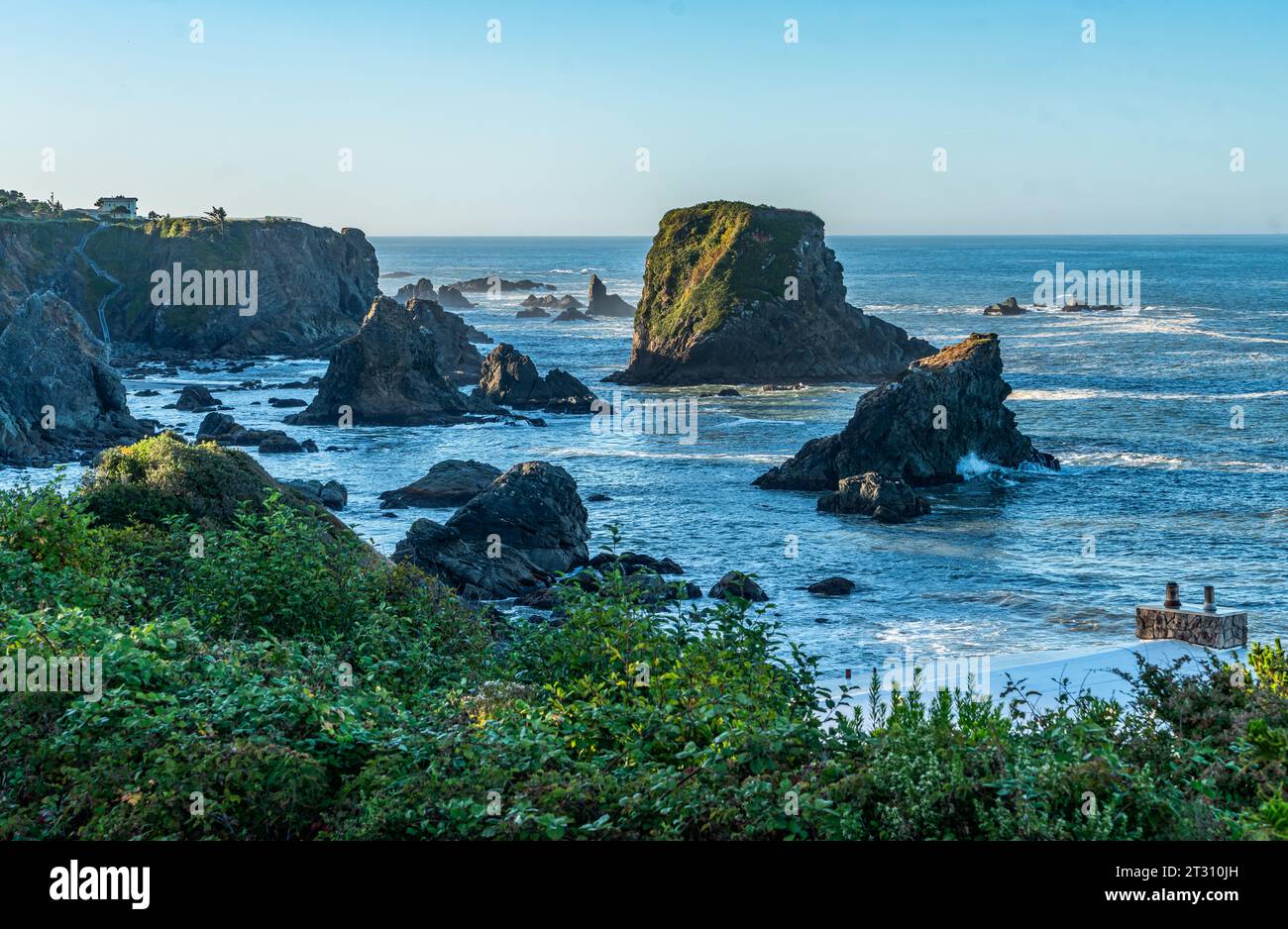 Rock formation in the ocean at Brookings, Oregon Stock Photo - Alamy