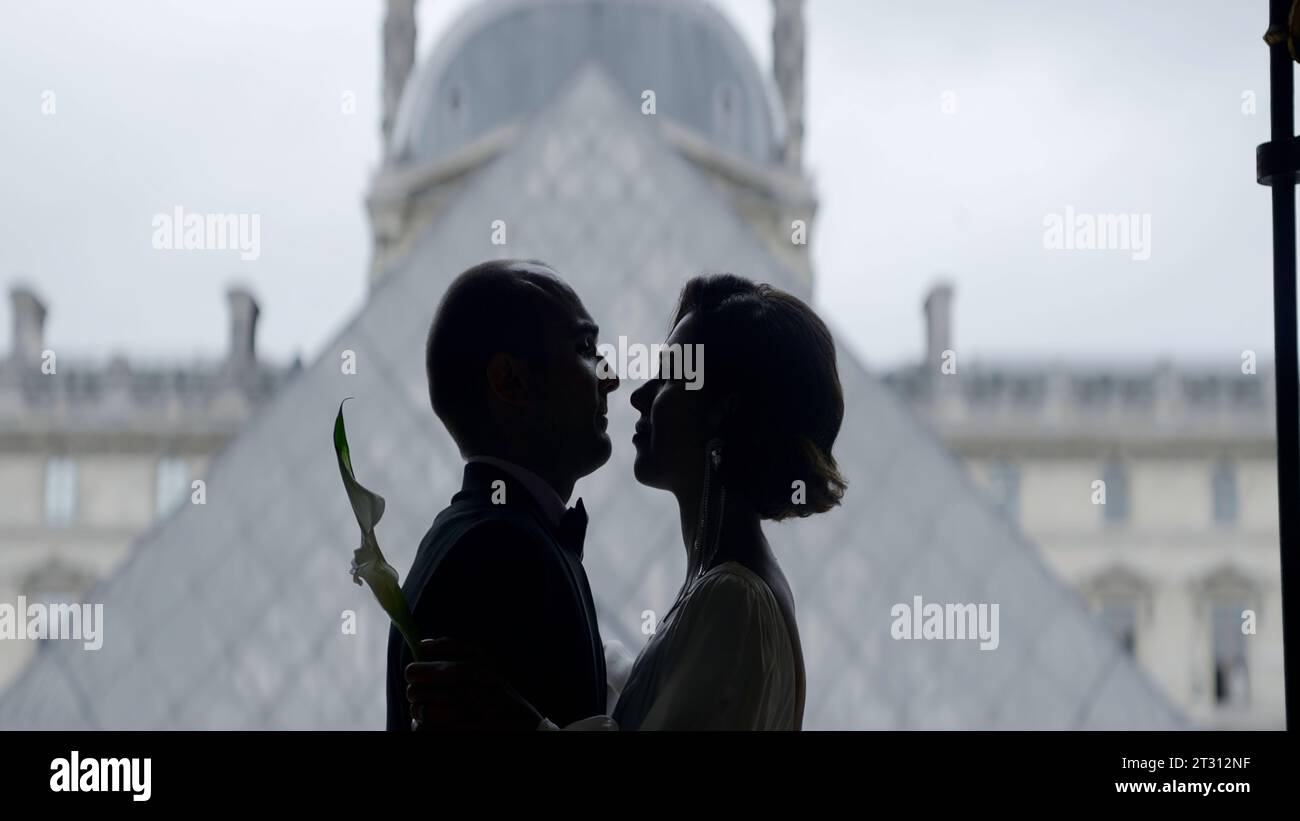Happy couple near louvre museum hi-res stock photography and images - Alamy
