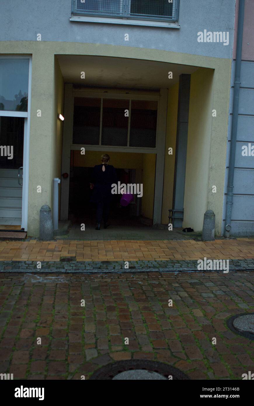 Tiefgarage woman hi-res stock photography and images - Alamy