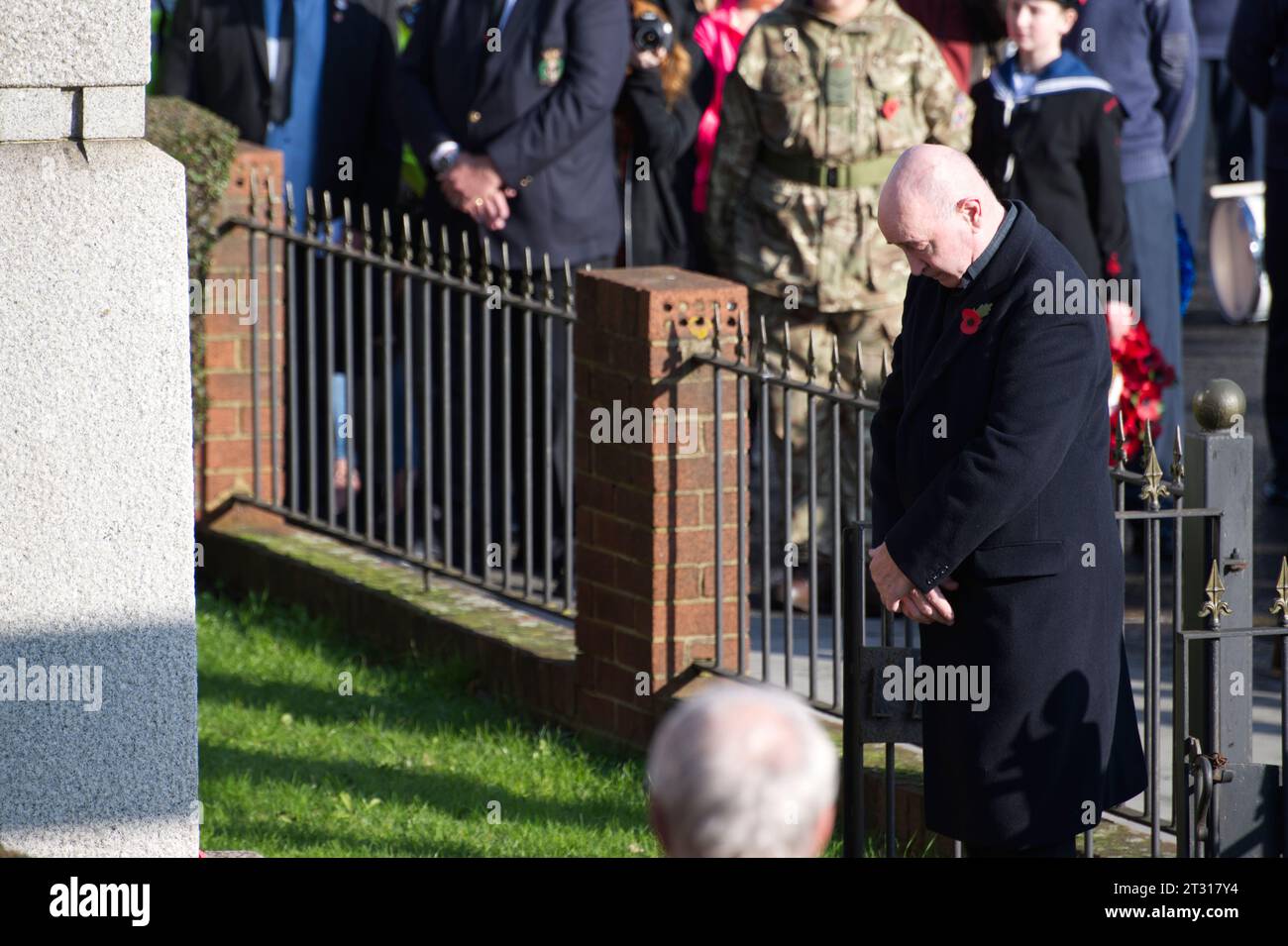 A person bows his head in respect at a local war memorial Stock Photo ...