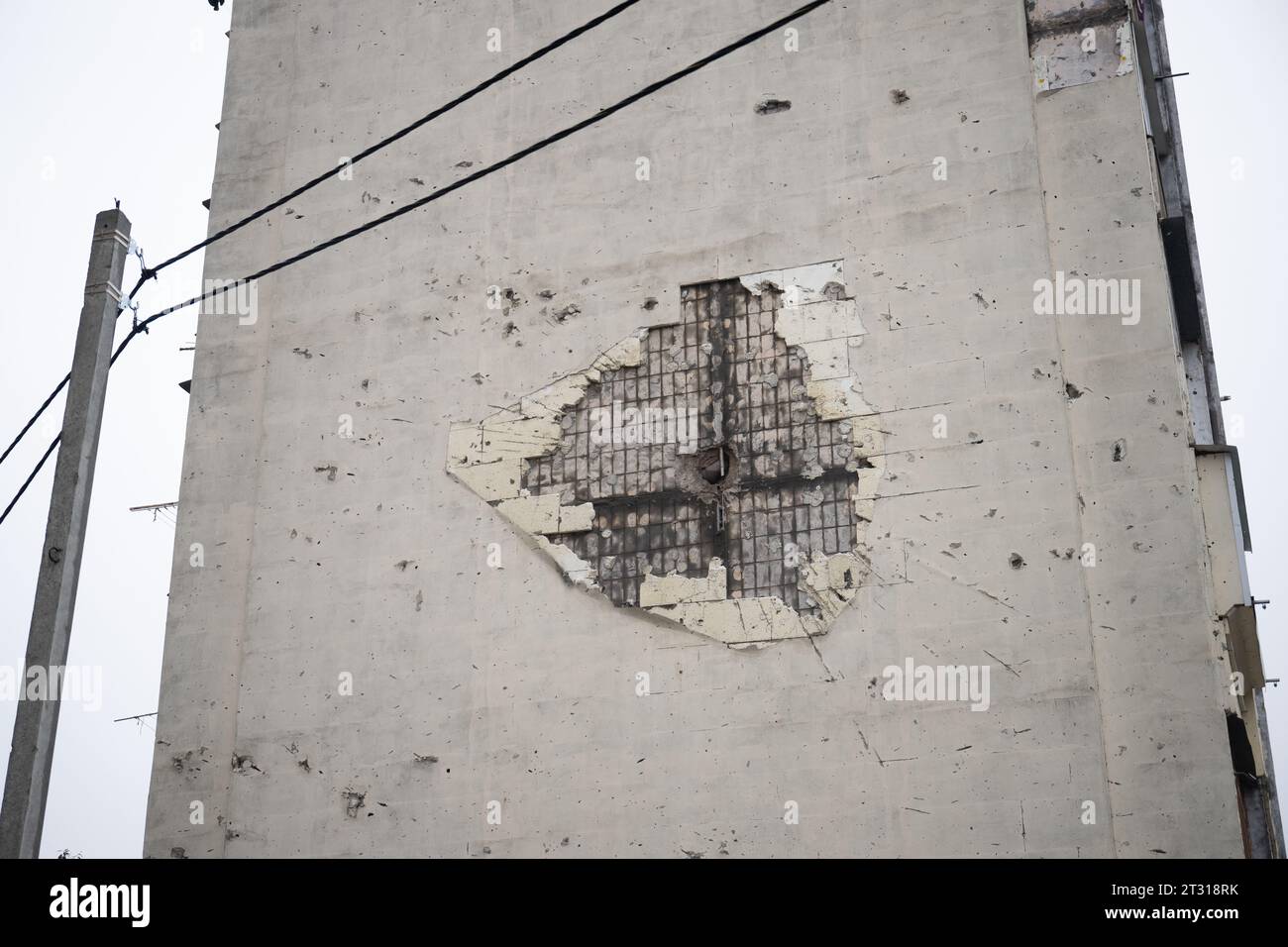 Destroyed multi story residential hi-res stock photography and images ...