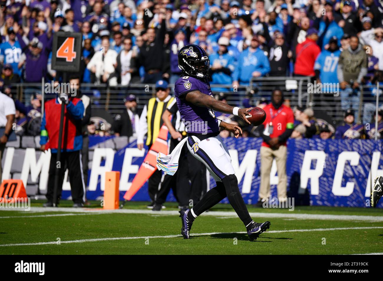 Baltimore Ravens quarterback Lamar Jackson crosses the goal line for a ...