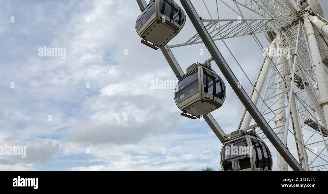 Cheerful amusement park ferris wheel hi-res stock photography and ...